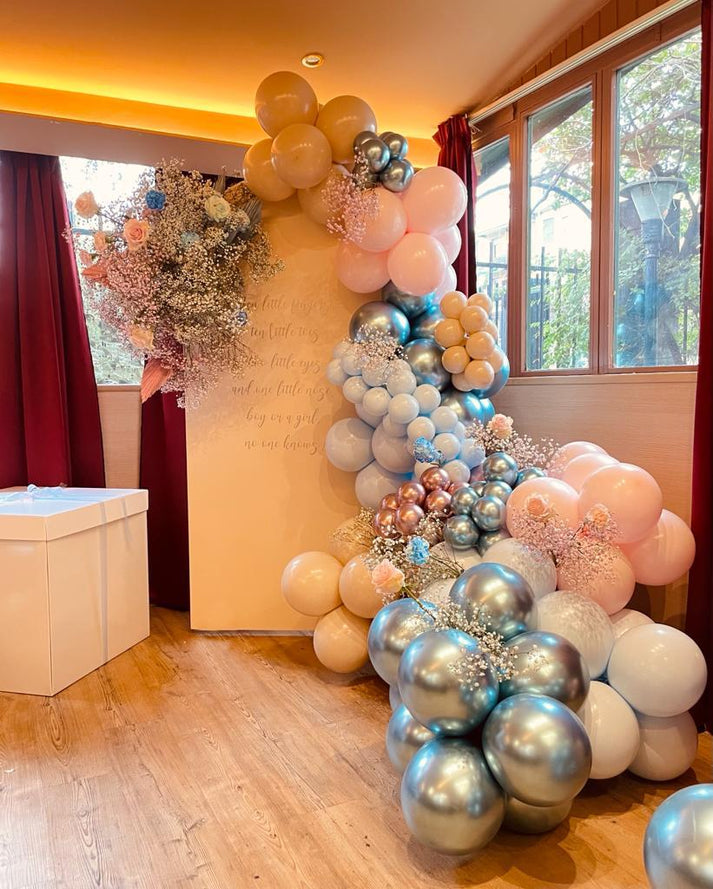 Pannello con scritta e palloncini cromati | Gender Reveal – Pops Events